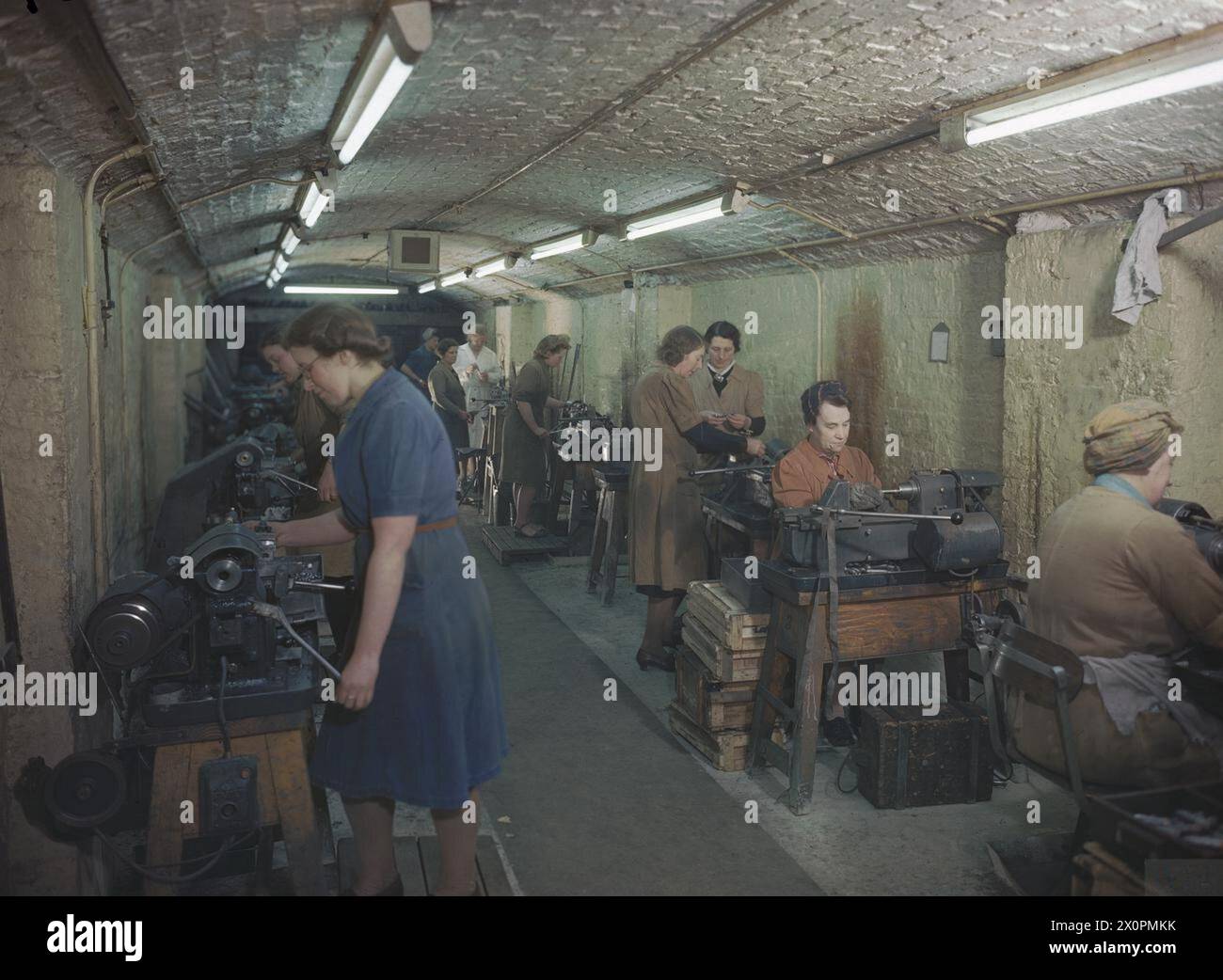THE HOME FRONT IN BRITAIN 1939-1945 - The War Effort: Women working on ...