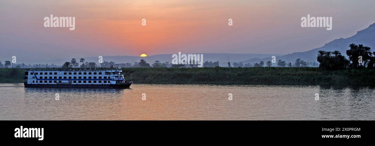 Romantischer Sonnenuntergang ueber dem Nil bei Luxor in Oberaegypten ...