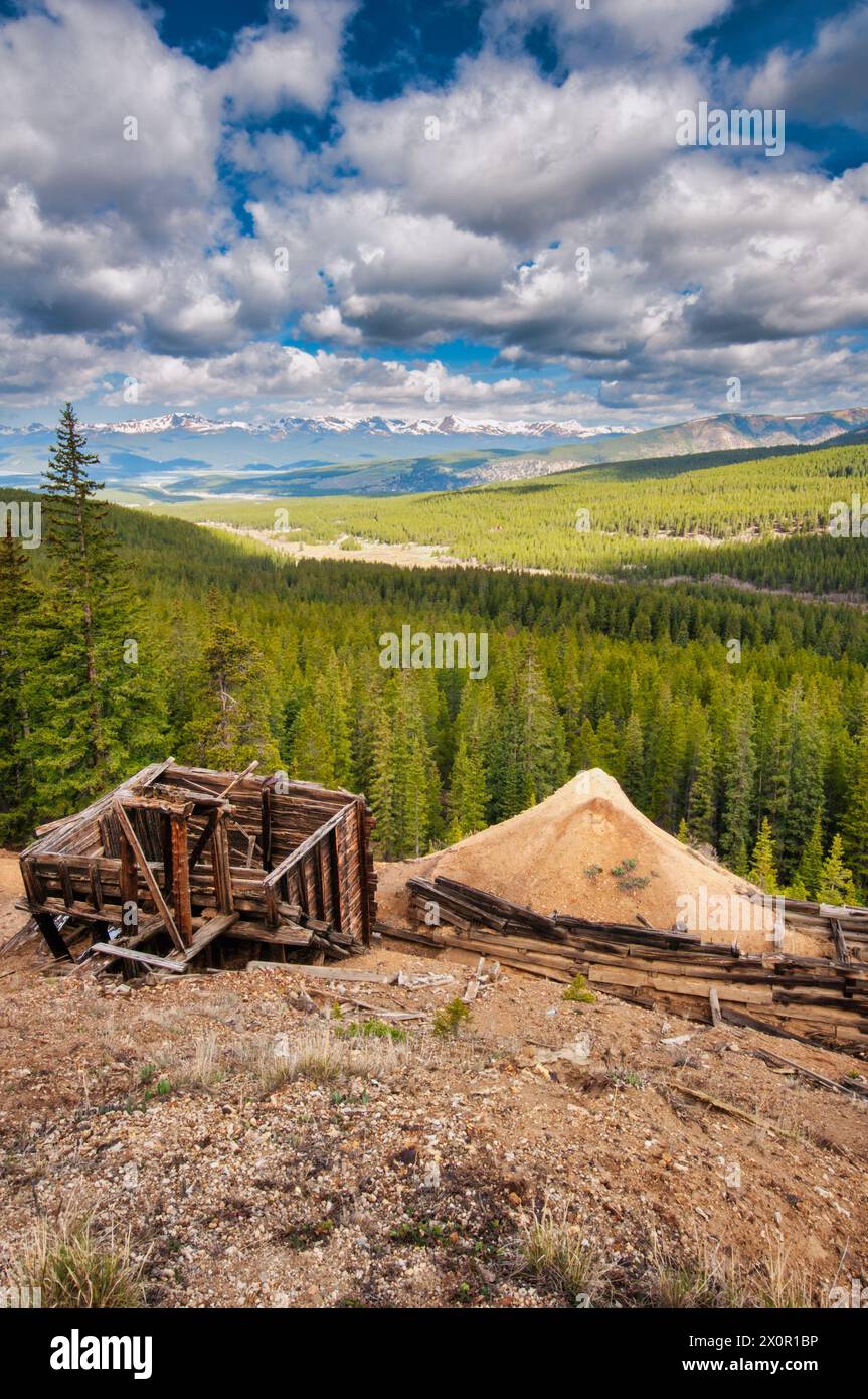 A captivating view of Colorado nature, the heartland, and mountains ...