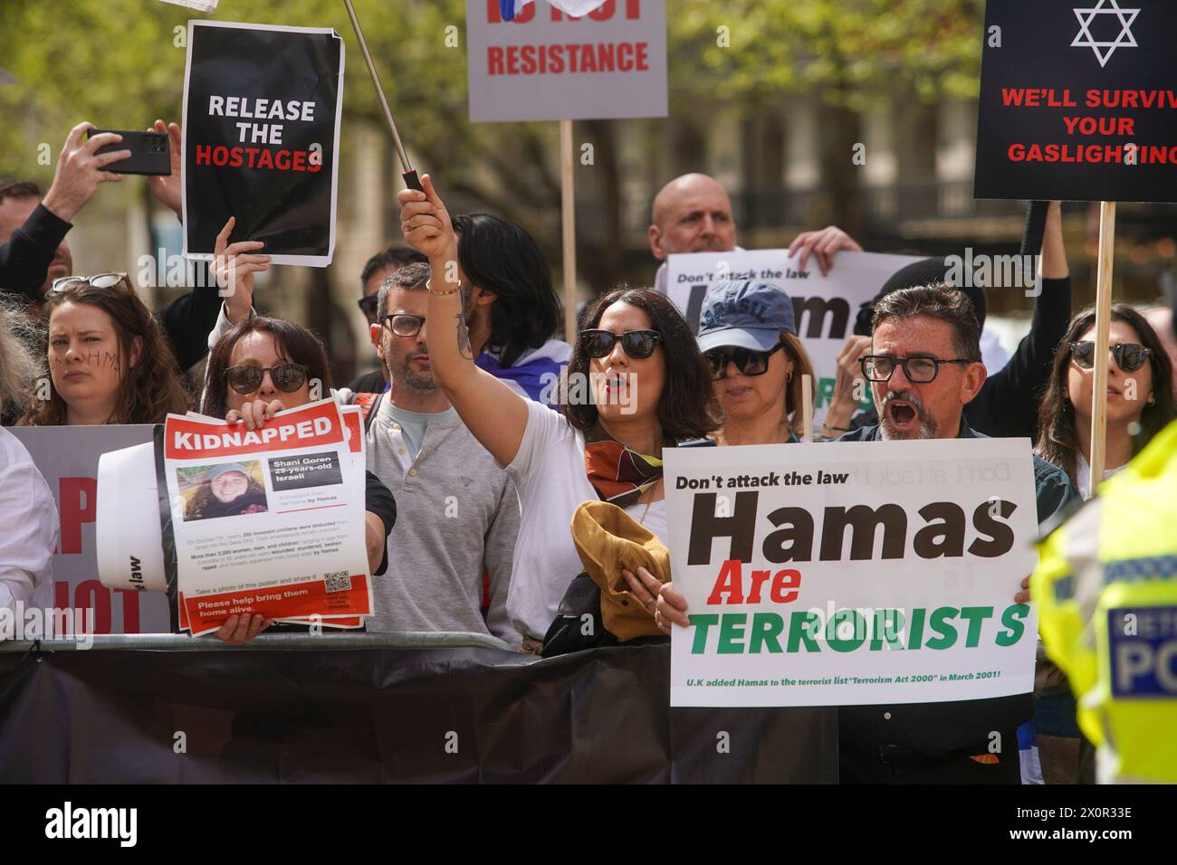 People take part in a pro-Israel protest during pro-Palestine march in ...