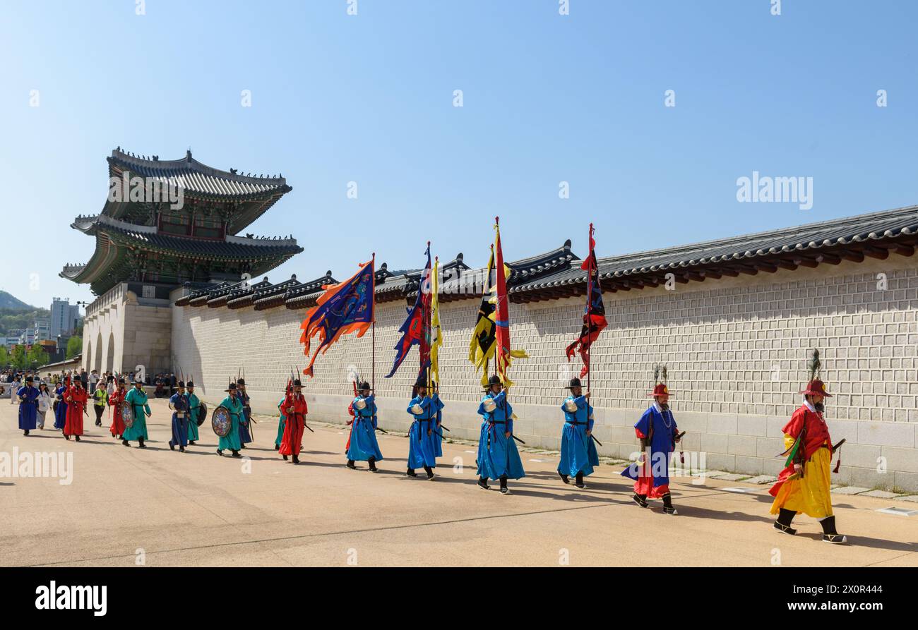 South Korean guardians wearing traditional guard uniforms from the ...