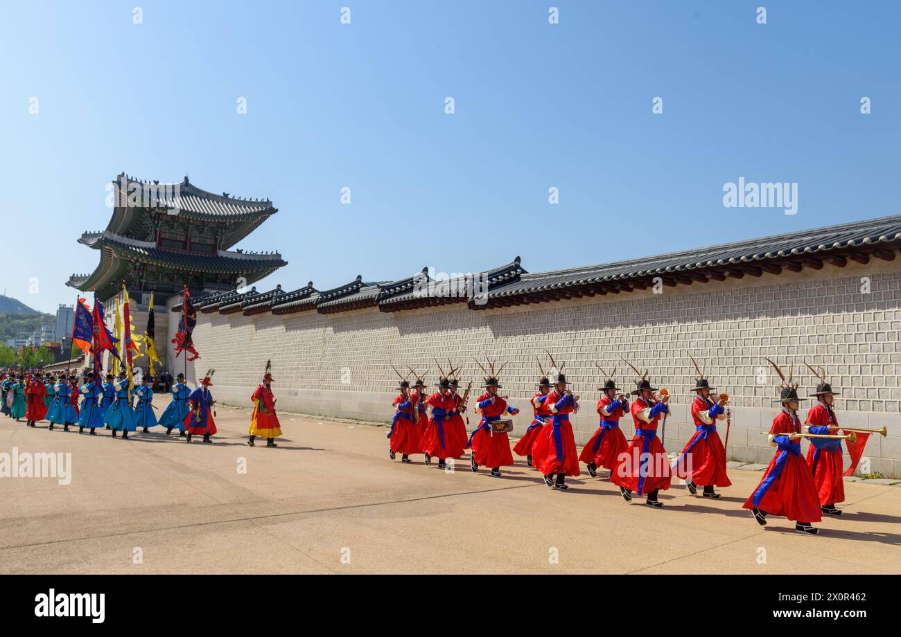 South Korean guardians wearing traditional guard uniforms from the ...