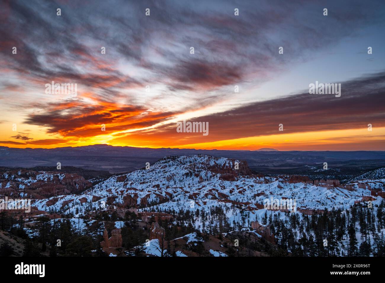 Winter sunrise at Sunrise Point in Utah's Bryce Canyon National Park ...