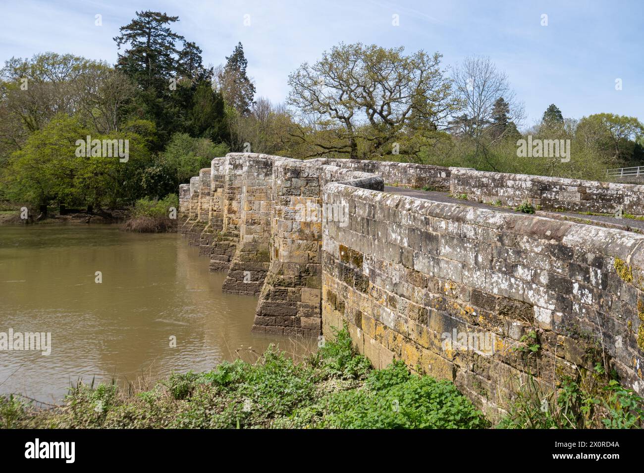 England medieval stone bridge hi-res stock photography and images - Alamy