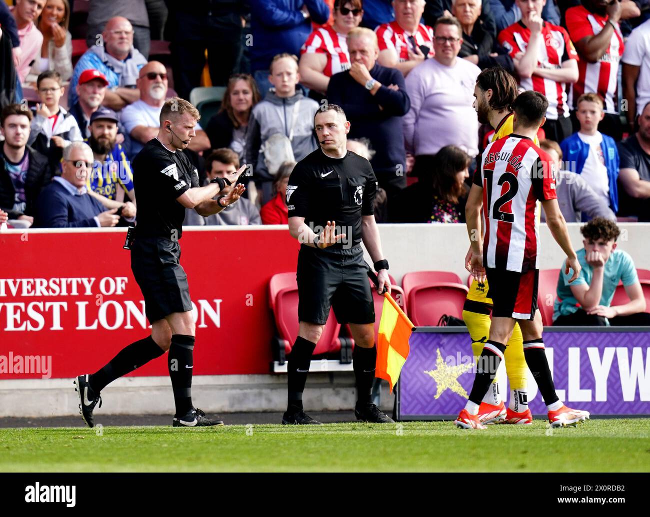 Match referee samuel barrott hi-res stock photography and images - Alamy