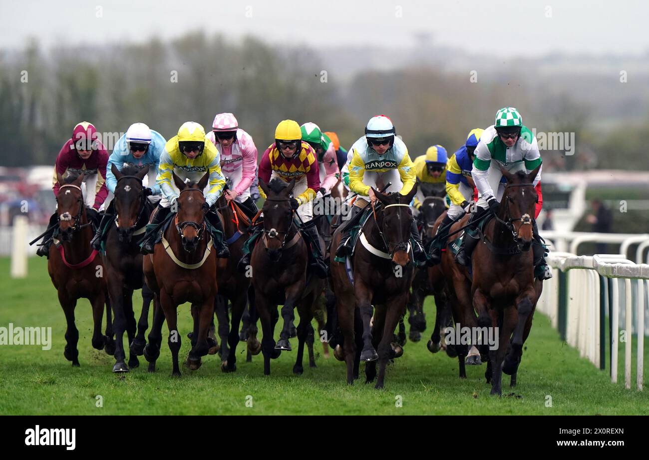 Runners and riders during the Weatherbys nhstallions.co.uk Standard ...