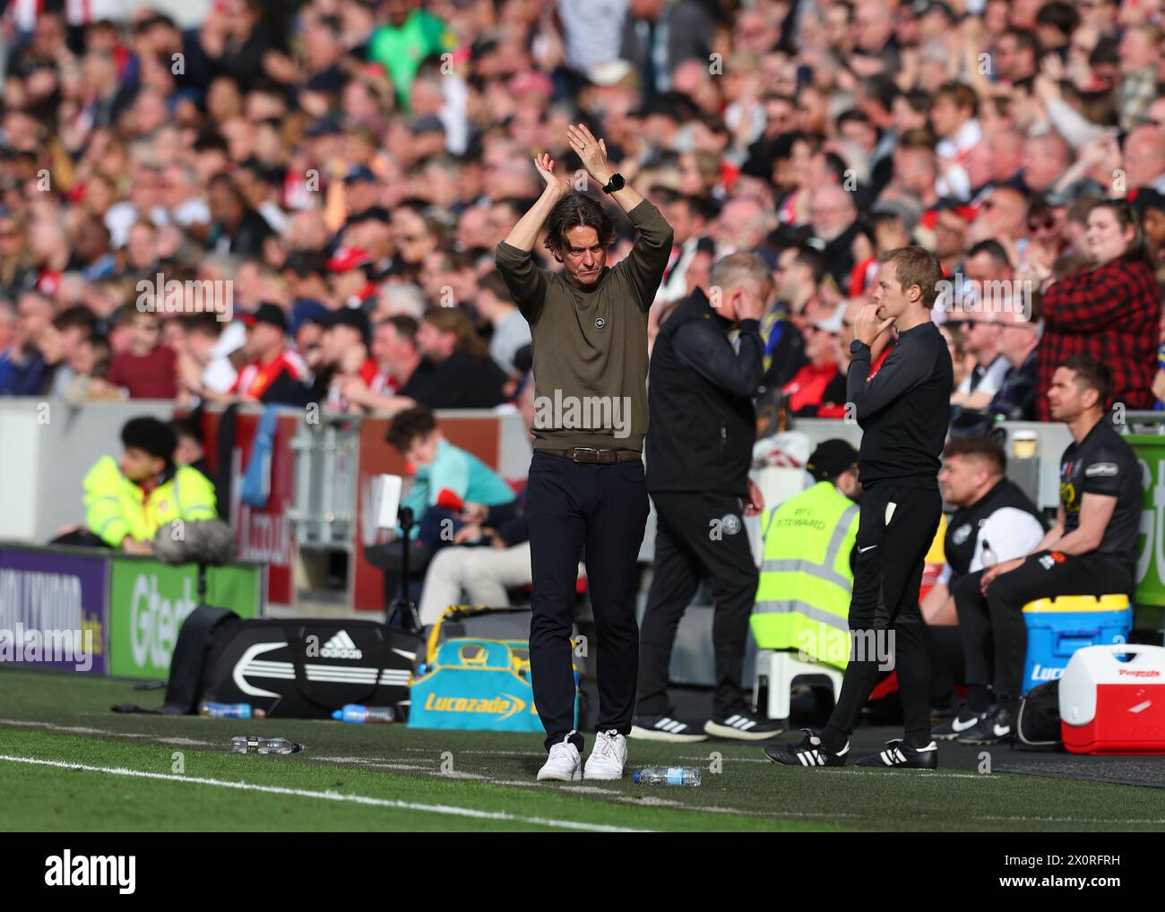 Football stadium fans touchline hi-res stock photography and images - Alamy