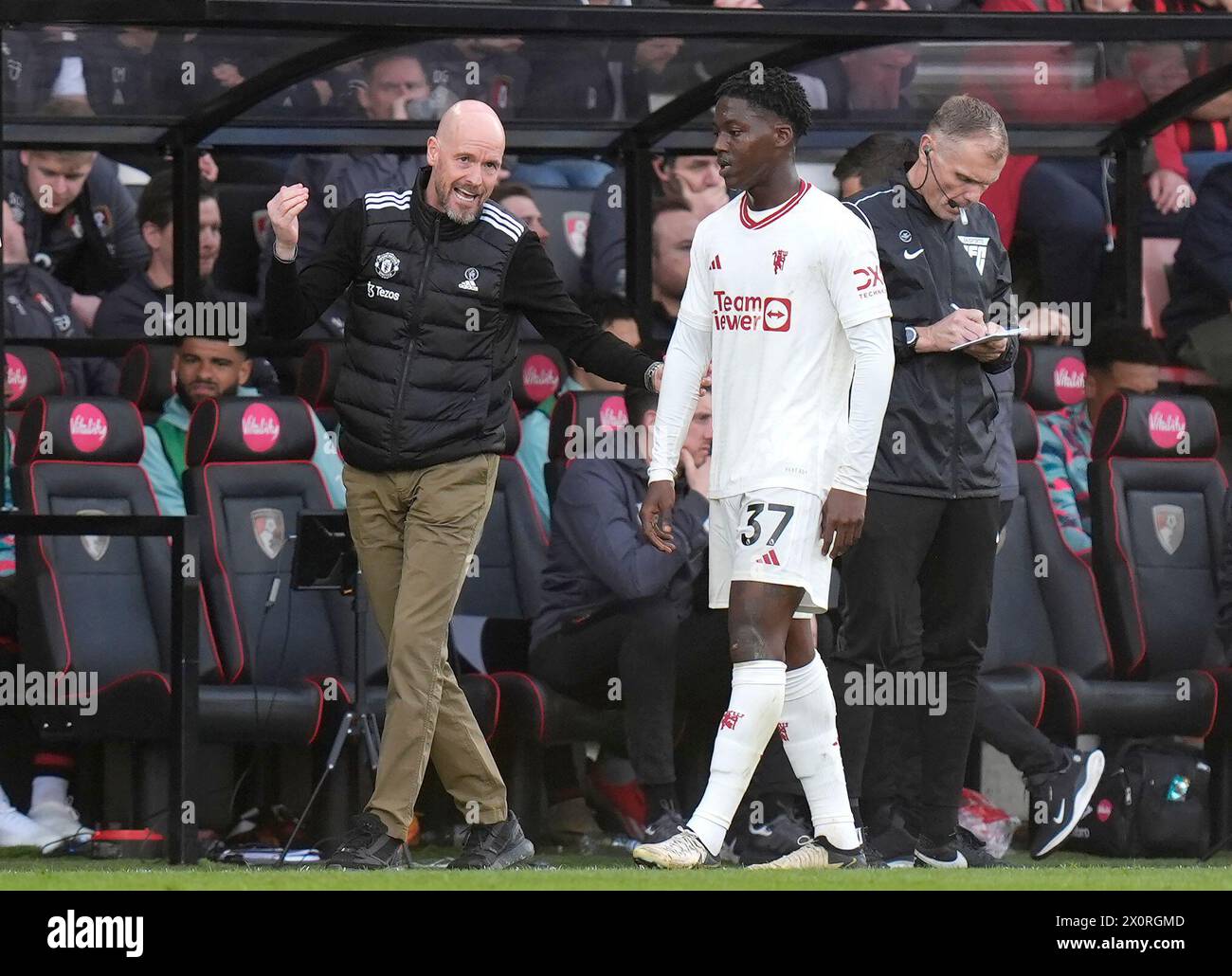 Manchester United manager Erik ten Hag instructs Kobbie Mainoo on the ...