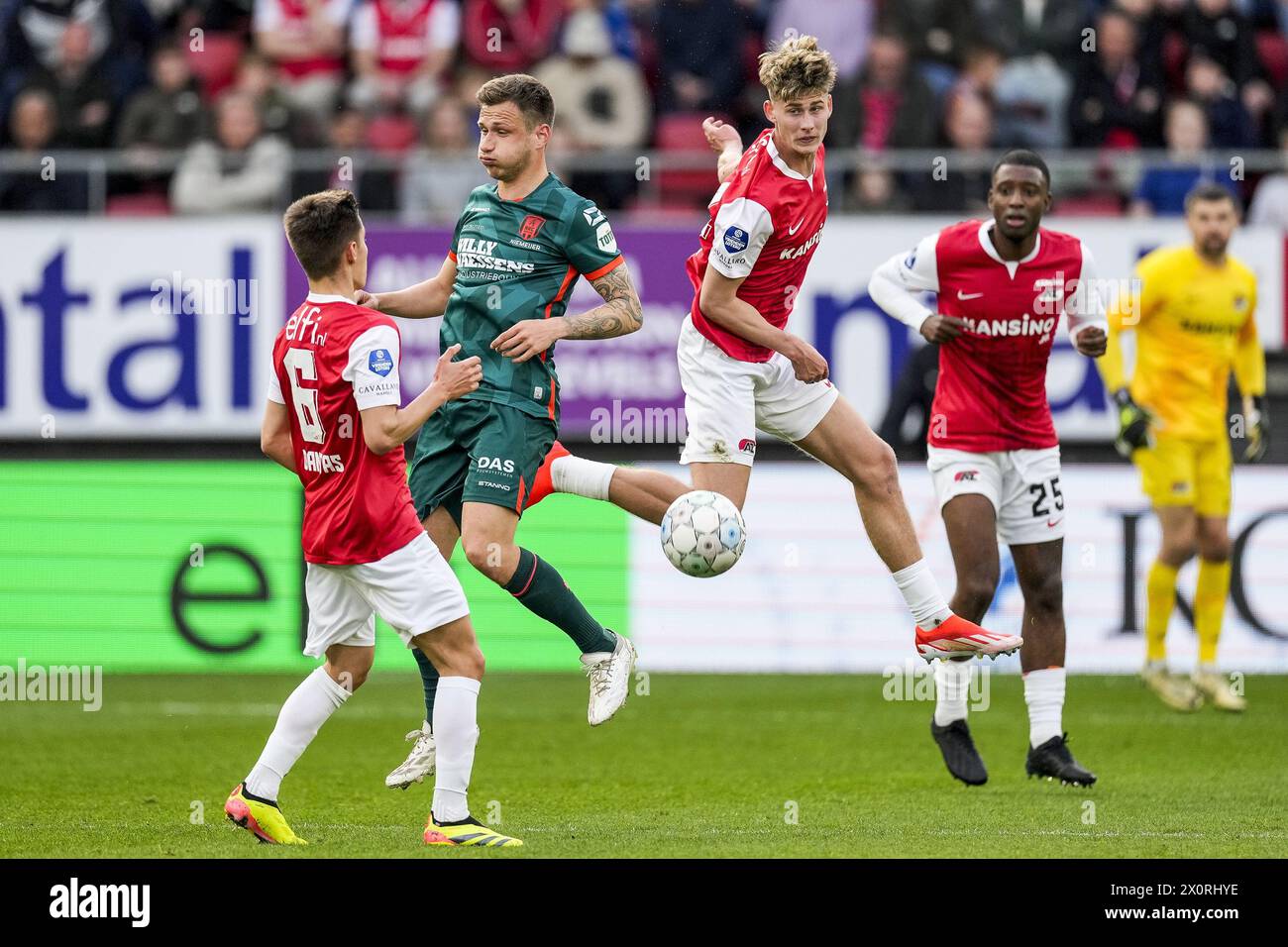 ALKMAAR - (l-r) Reuven Niemeijer of RKC Waalwijk, Dave Kwakman of AZ Alkmaar during the Dutch ...