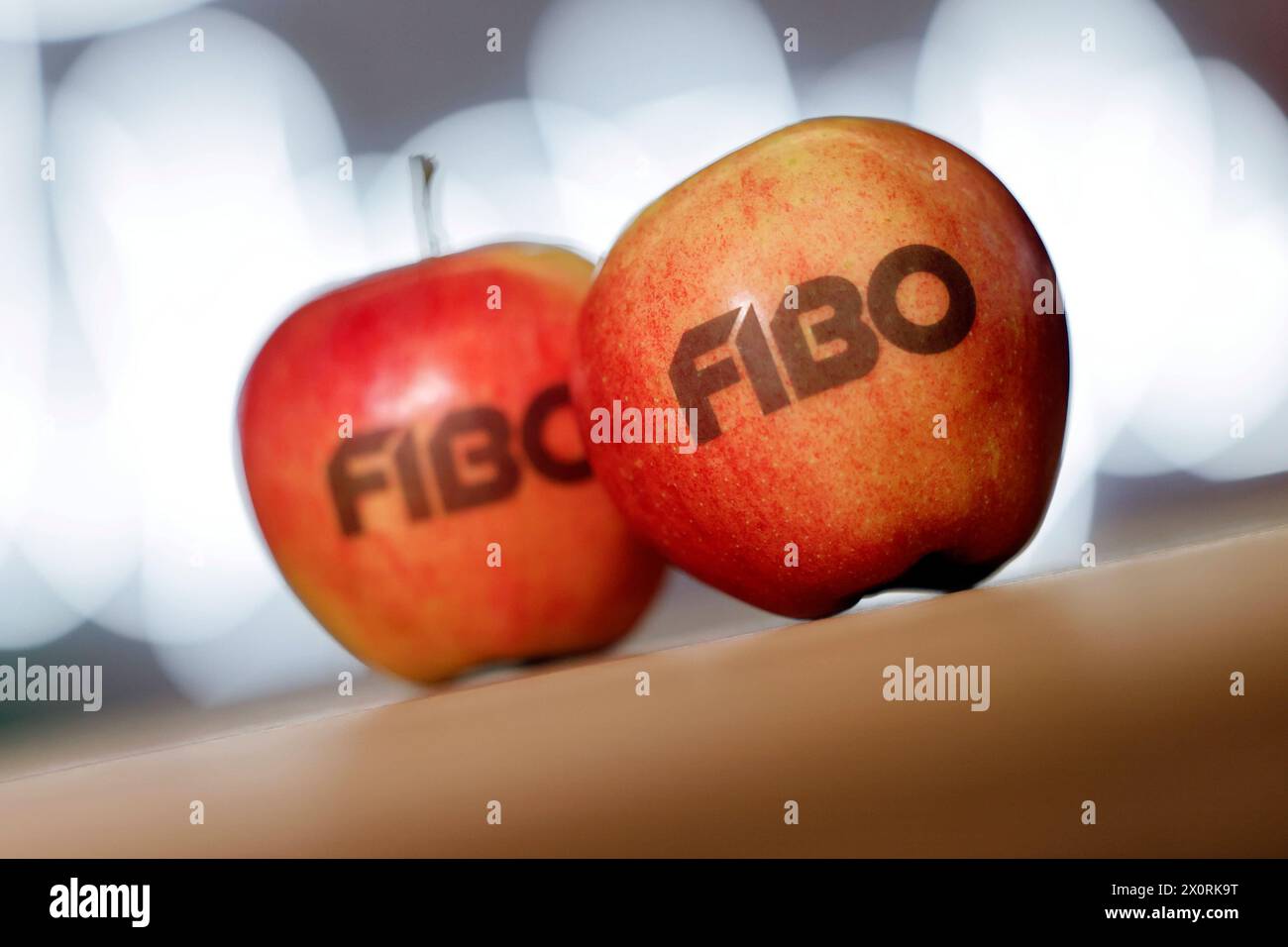Das Logo der FIBO zu sehen auf Äpfeln auf der Internationalen Leitmesse ...