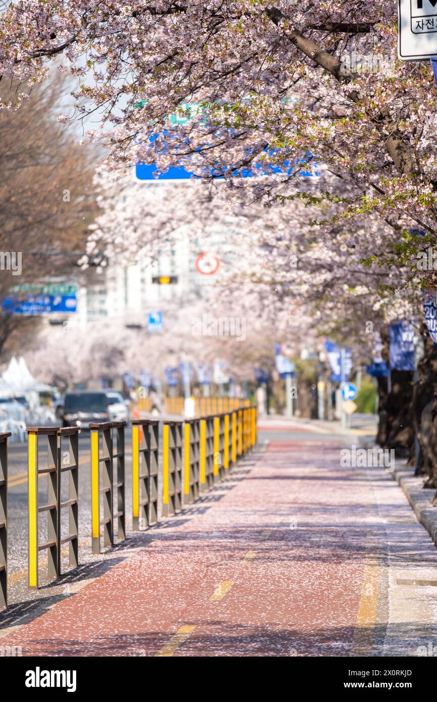 Seoul, South Korea - 3 April 2023: Street at Yeongdeungpo Yeouido ...