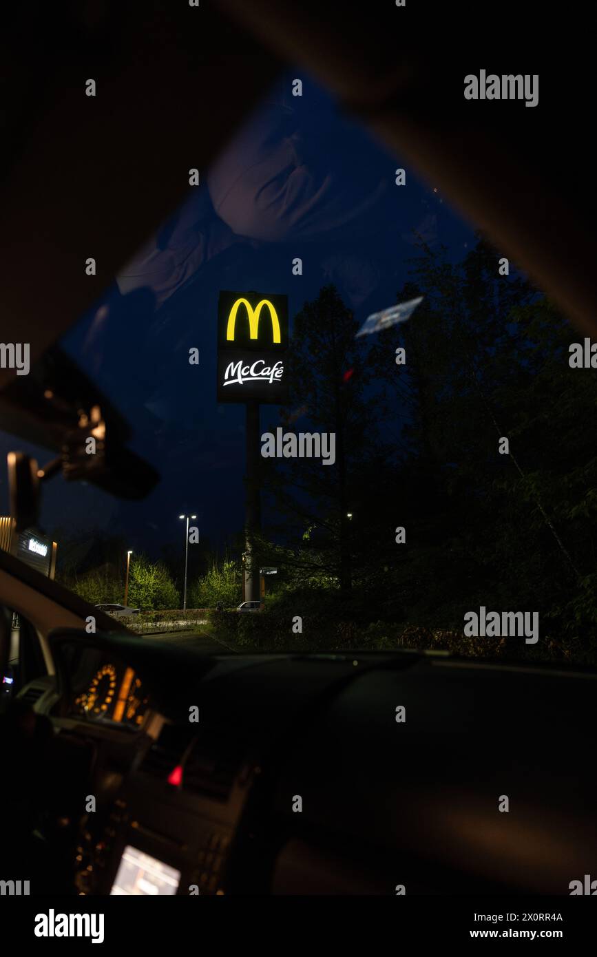Neon light sign mcdonalds hi-res stock photography and images - Alamy