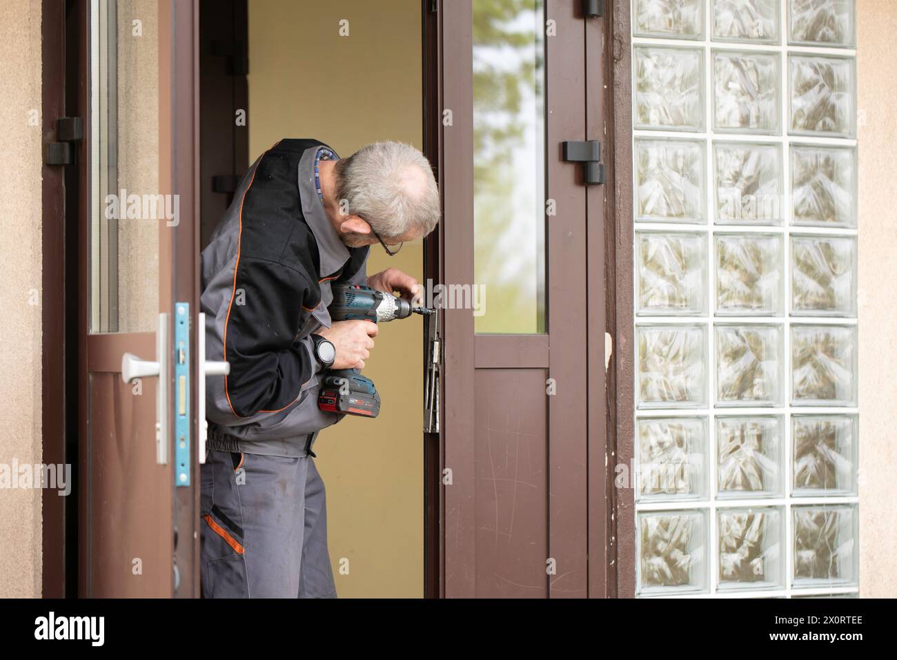 Repair person at front door hi-res stock photography and images - Alamy