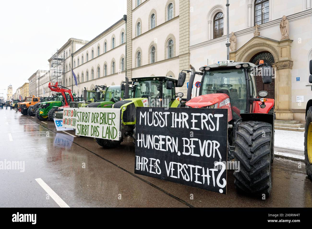 Bauernproteste Traktoren n München auf der Leopoldstraße: Deutschlands ...