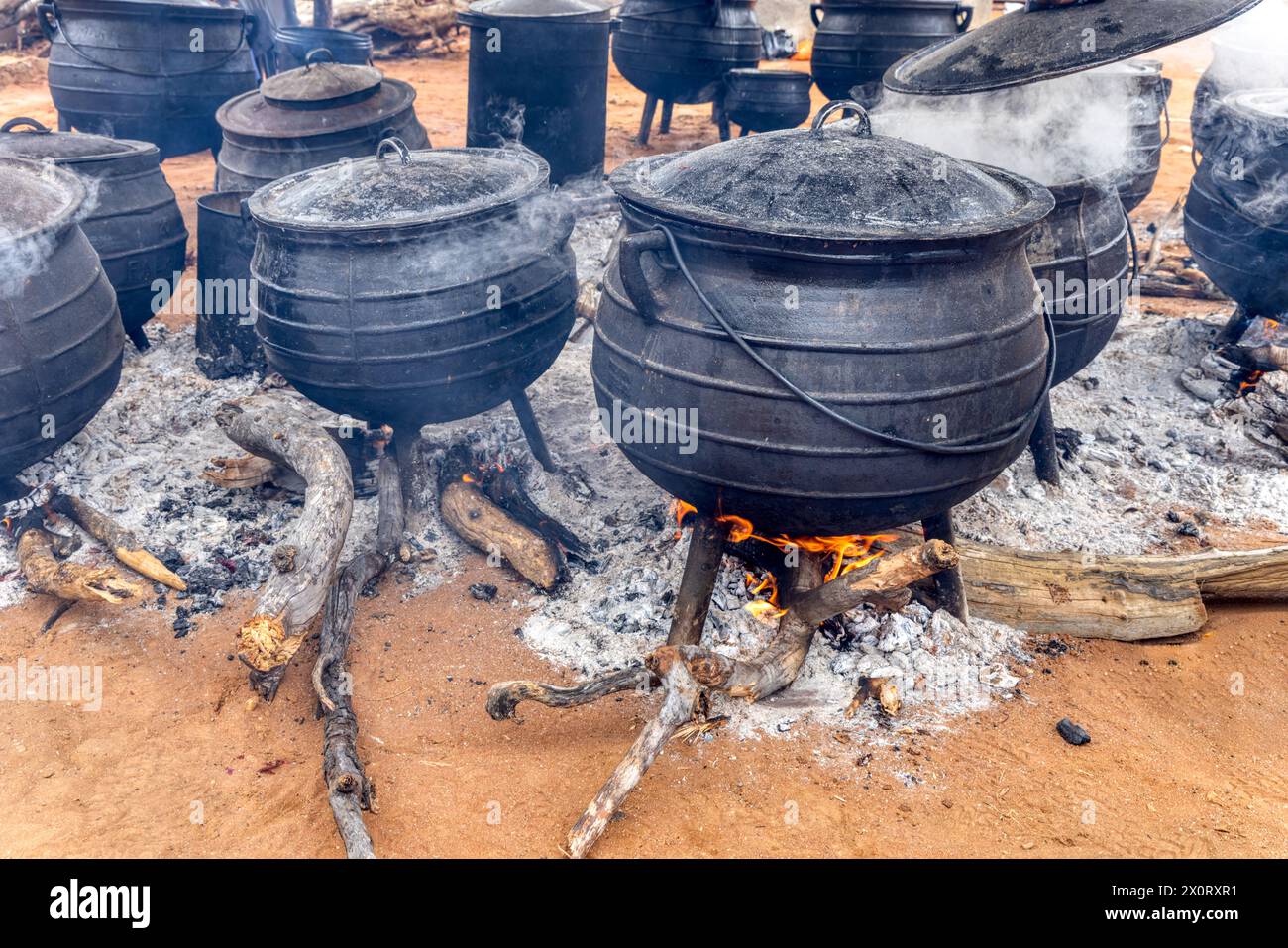 African three legged pot hi-res stock photography and images - Alamy