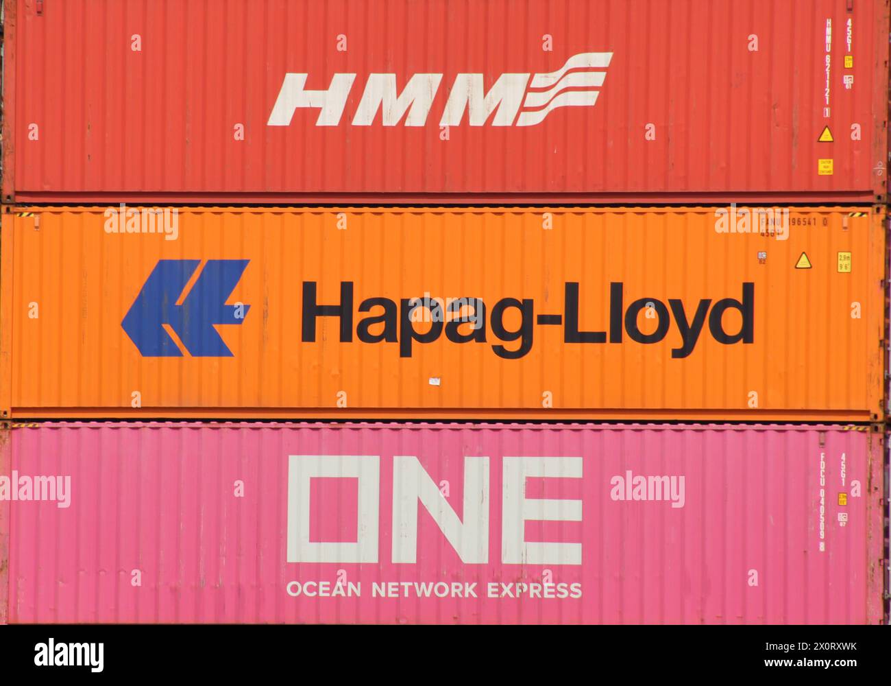 Container der Reedereien HMM, Hapaq Lloyd und One. *** Containers from ...