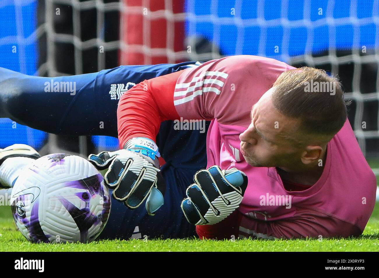 Matz Sels, Nottingham Forest goalkeeper warms up ahead of kick-off ...