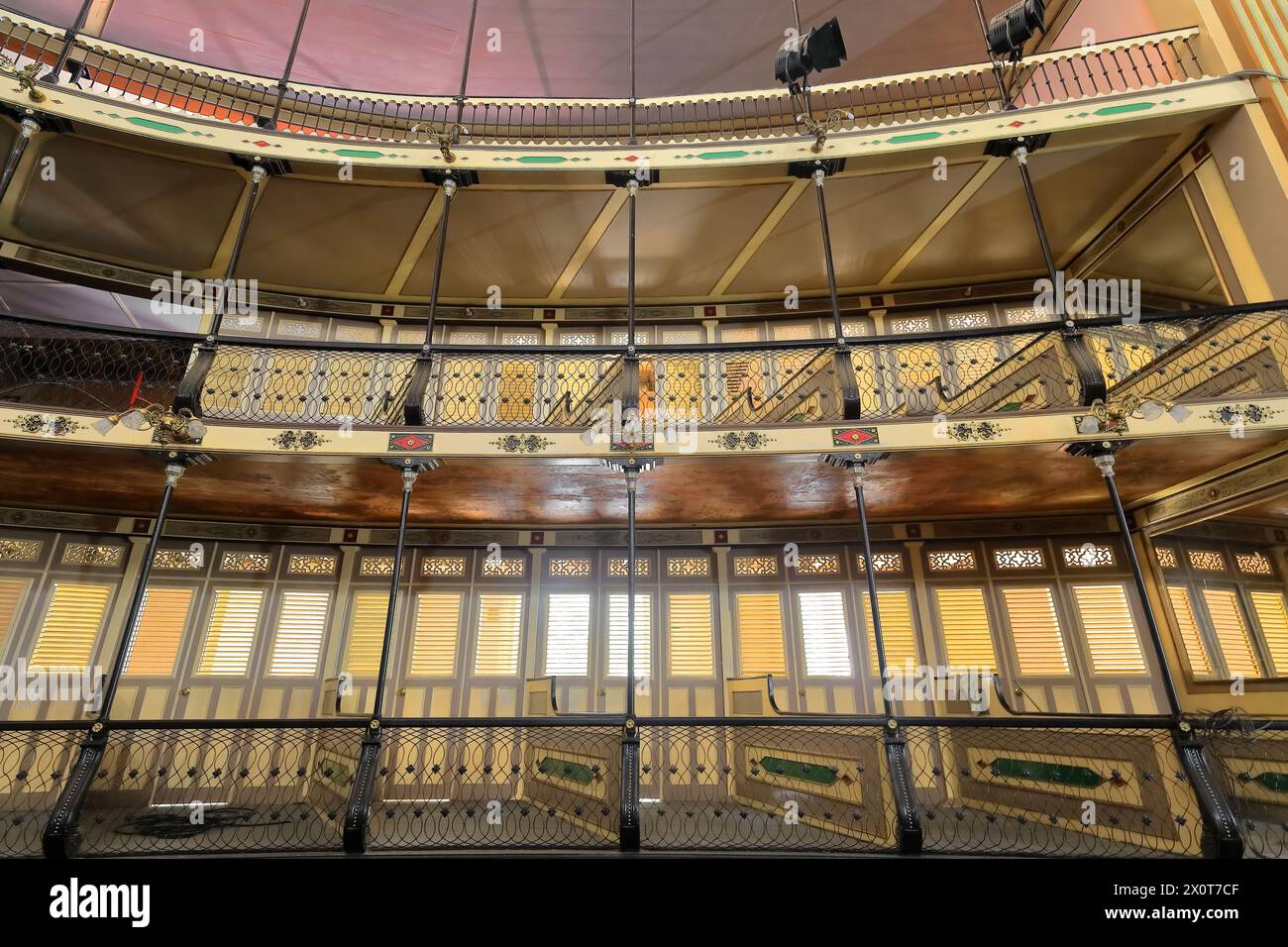 Horseshoe shape auditorium hi-res stock photography and images - Alamy