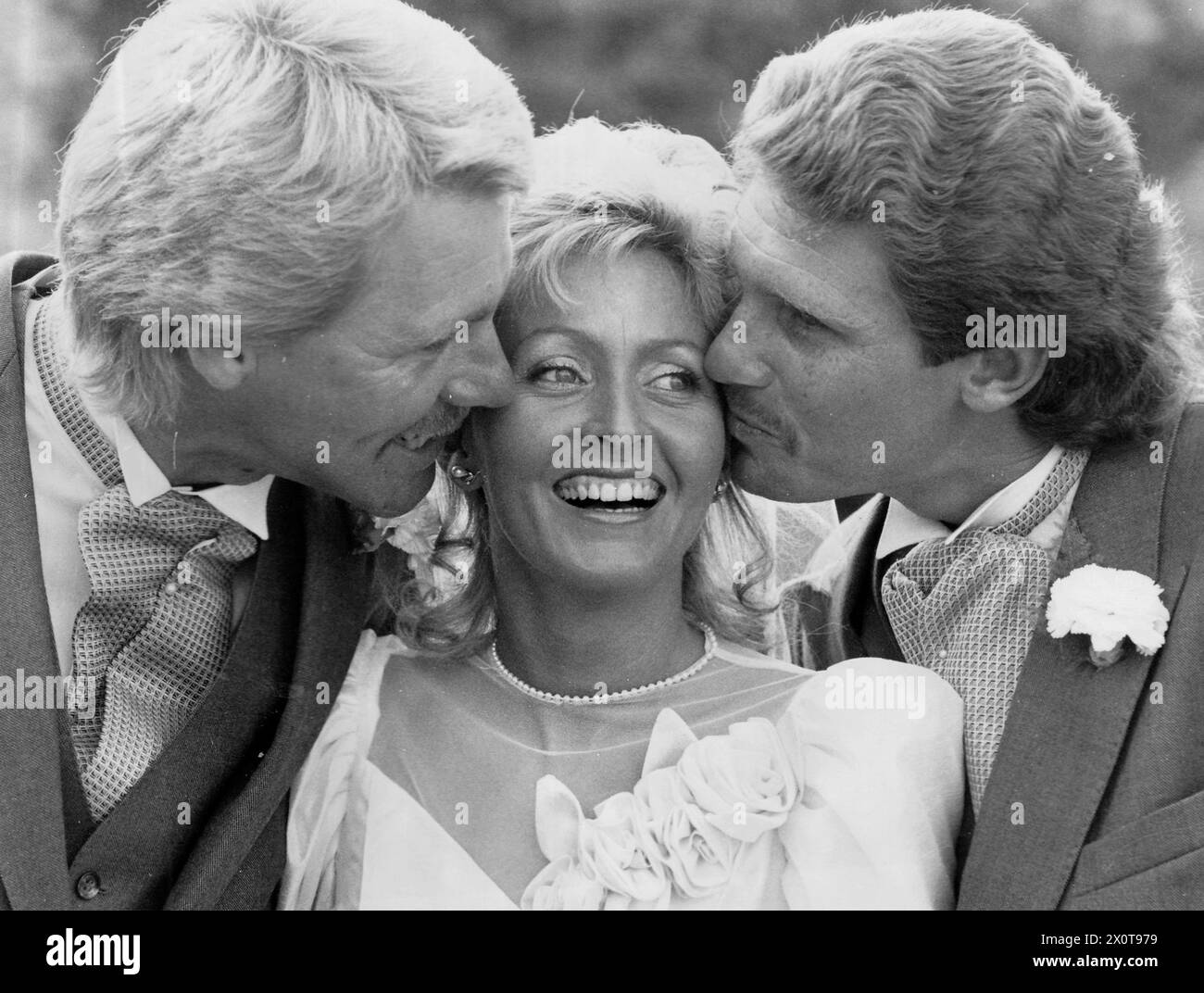 SOUTH AFRICAN CRICKETER CHRIS SMITH ,LEFT, WITH HIS NEW BRIDE JULIE ...