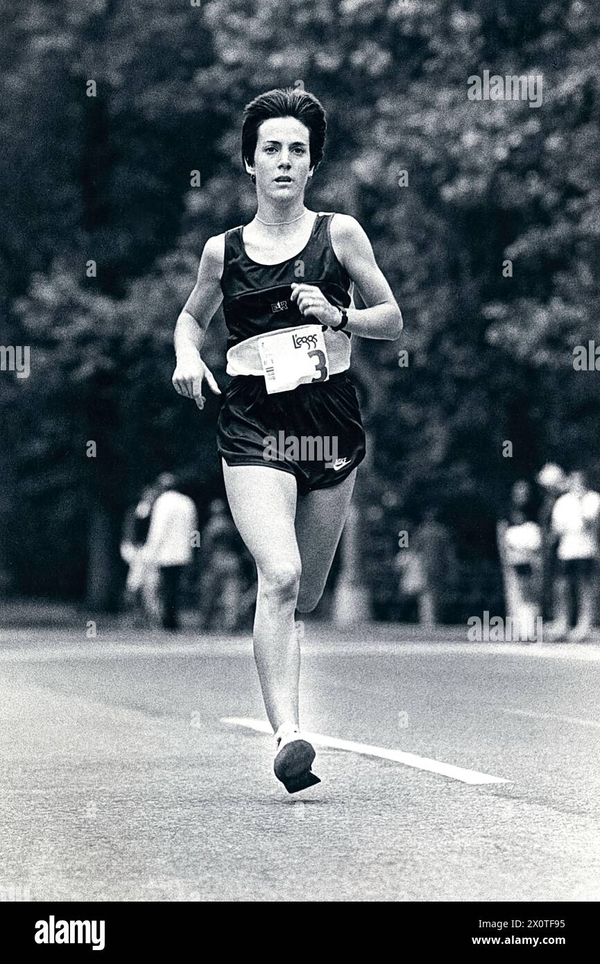 Joan Benoit competing in the1980 L'eggs Mini Marathon Stock Photo - Alamy