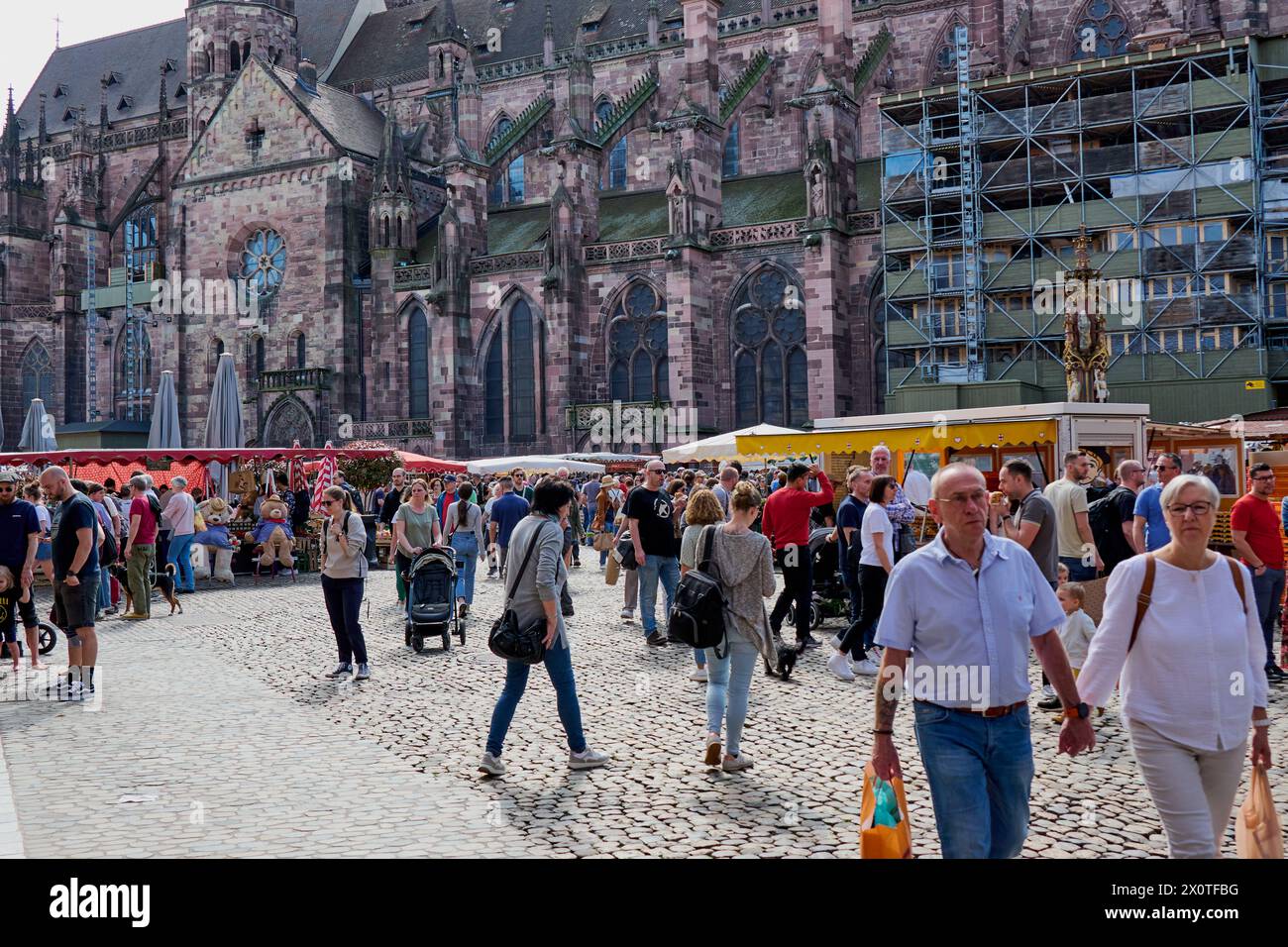 People shopping on the market square in front of Freiburg Minster Stock ...