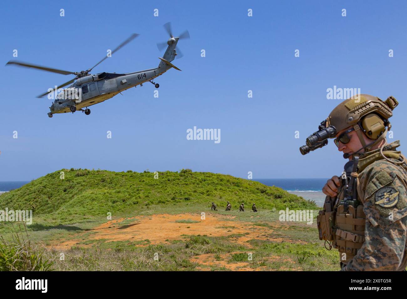 A U.S. Marine with Force Reconnaissance Platoon, 31st Marine ...