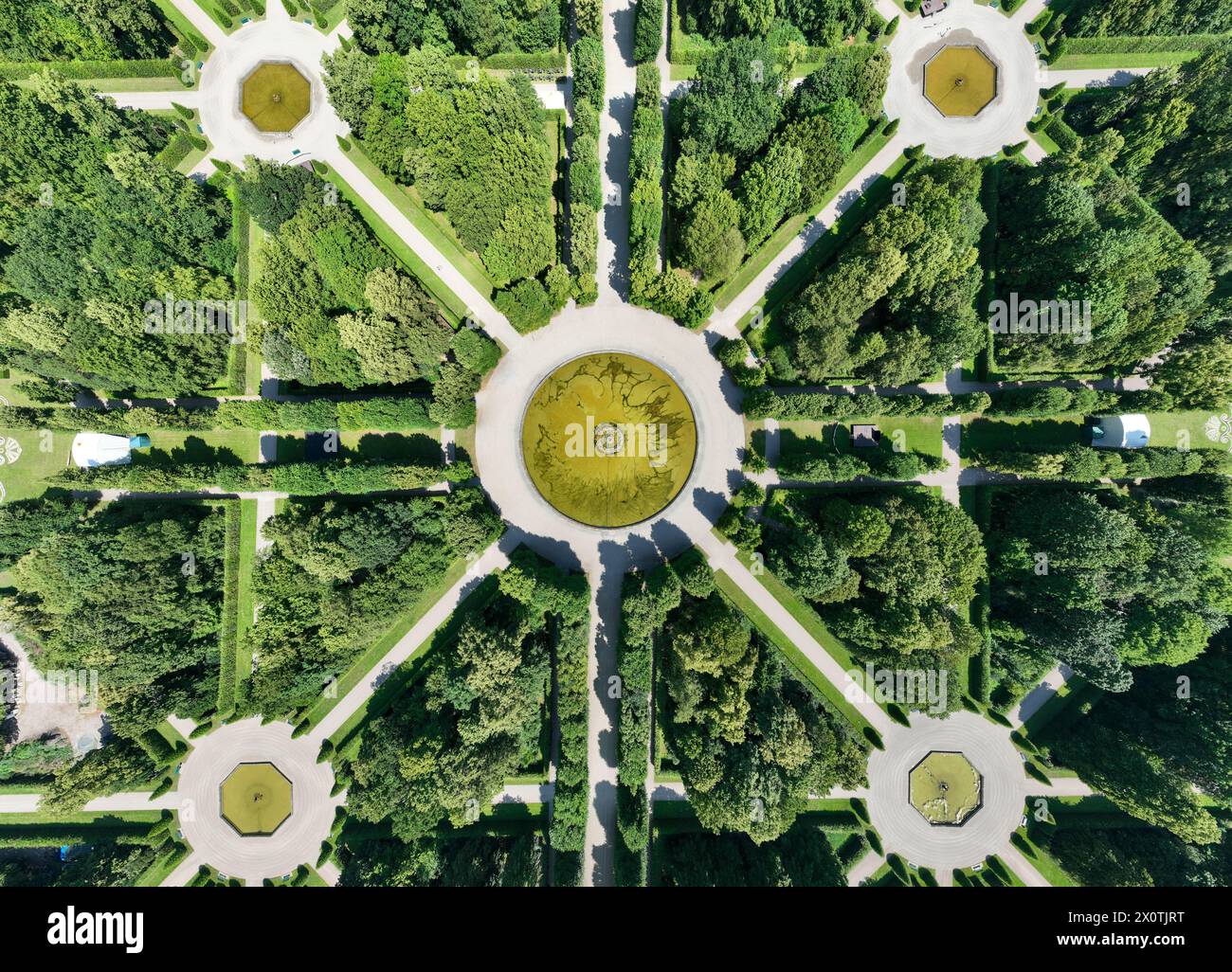 Big Fountain of Herrenhausen Gardens of Herrenhausen Palace located in ...