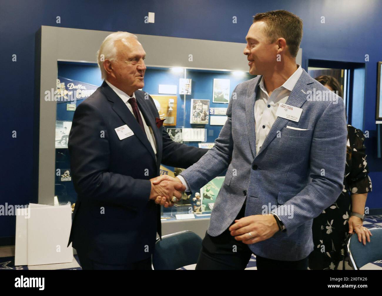 Former Texas A&M head football coach Jackie Sherrill, left, shakes ...