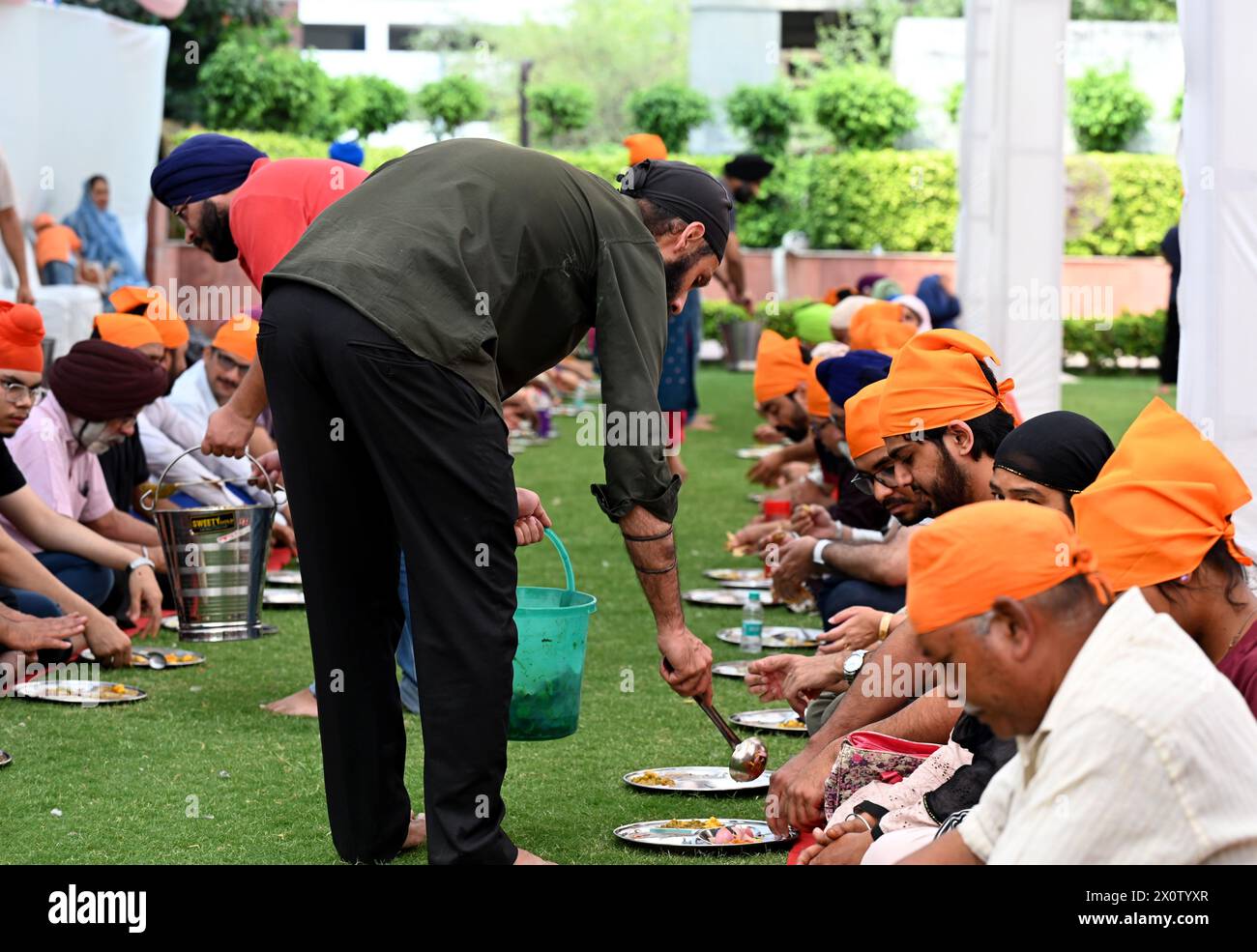 Sikh gurudwara community kitchen hi-res stock photography and images ...
