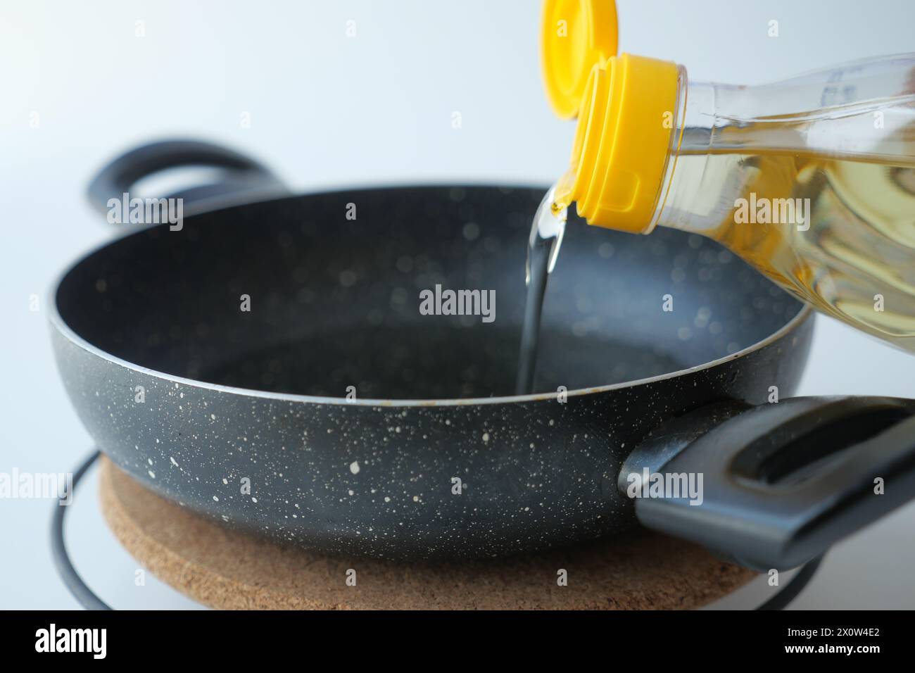 Slow motion pour vegetable oil hi-res stock photography and images - Alamy