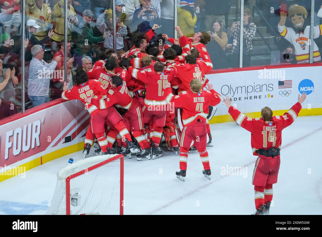 Ncaa frozen four hockey championship hi-res stock photography and ...