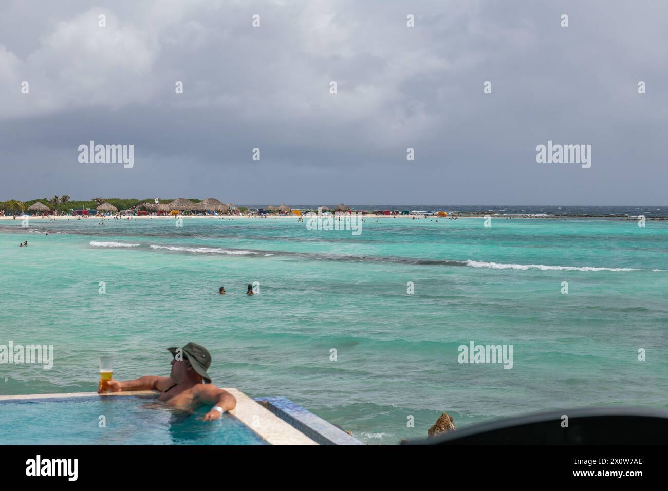Baby Beach Aruba - infinity pool in foreground Stock Photo - Alamy
