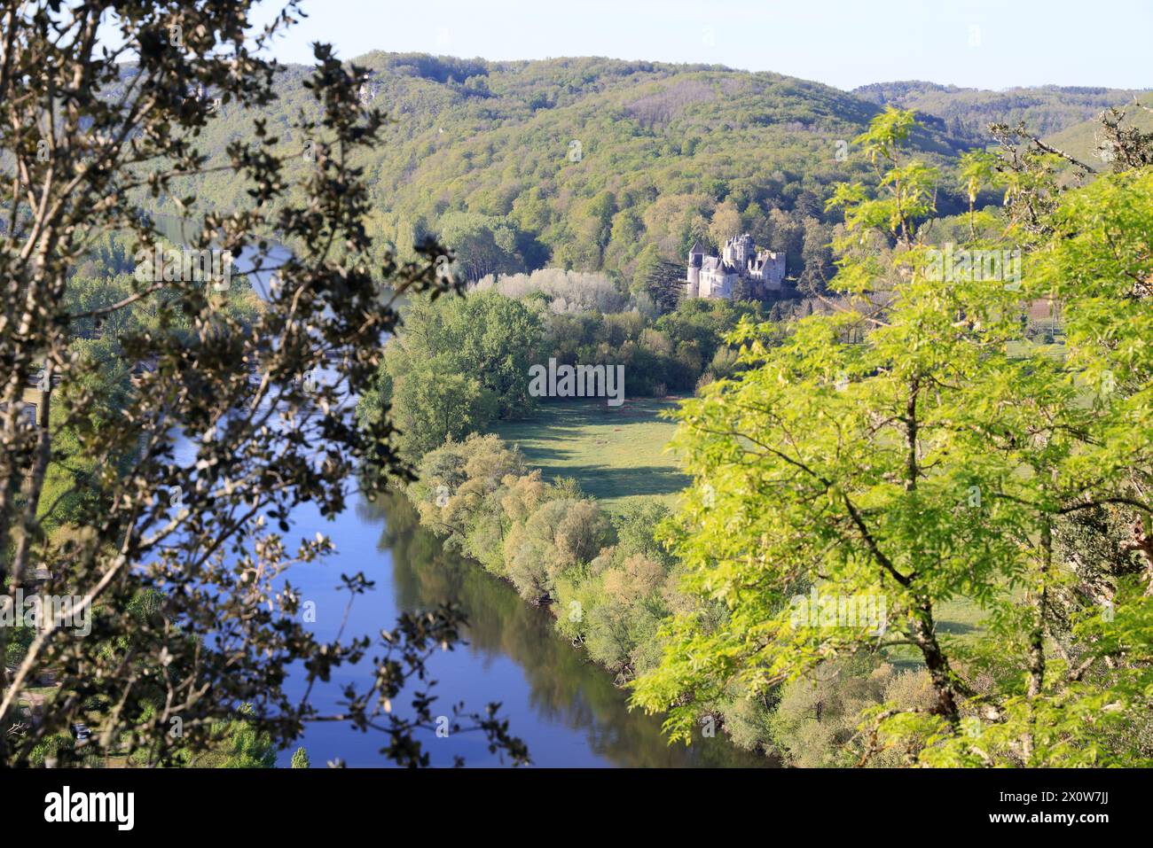The valley of the Dordogne river between the castles of Castelnaud ...