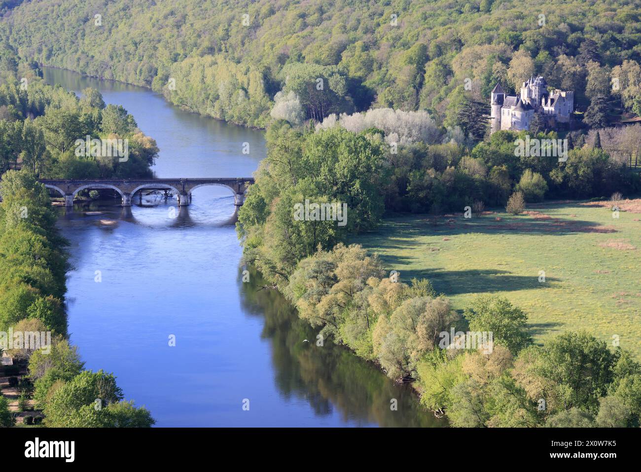 The valley of the Dordogne river between the castles of Castelnaud ...