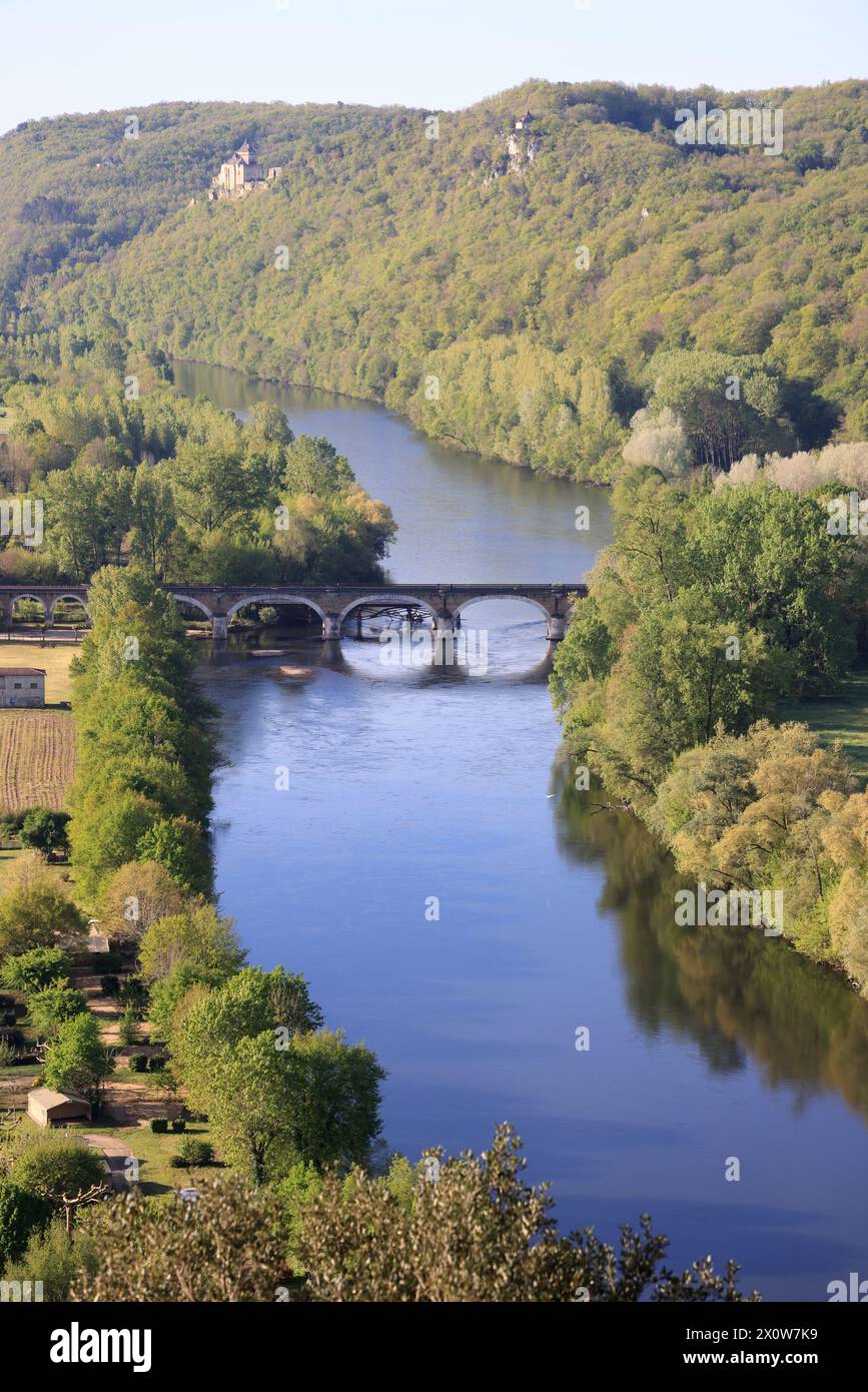 The valley of the Dordogne river between the castles of Castelnaud ...