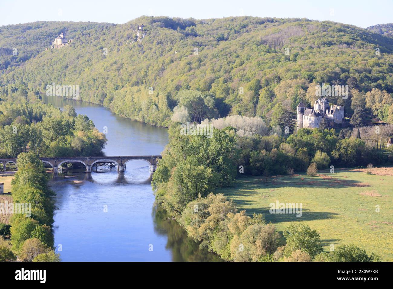 The valley of the Dordogne river between the castles of Castelnaud ...