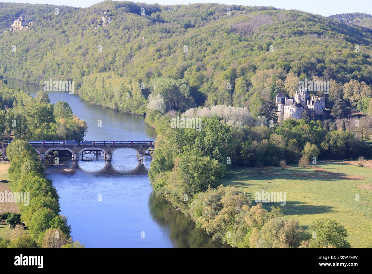 The valley of the Dordogne river between the castles of Castelnaud ...