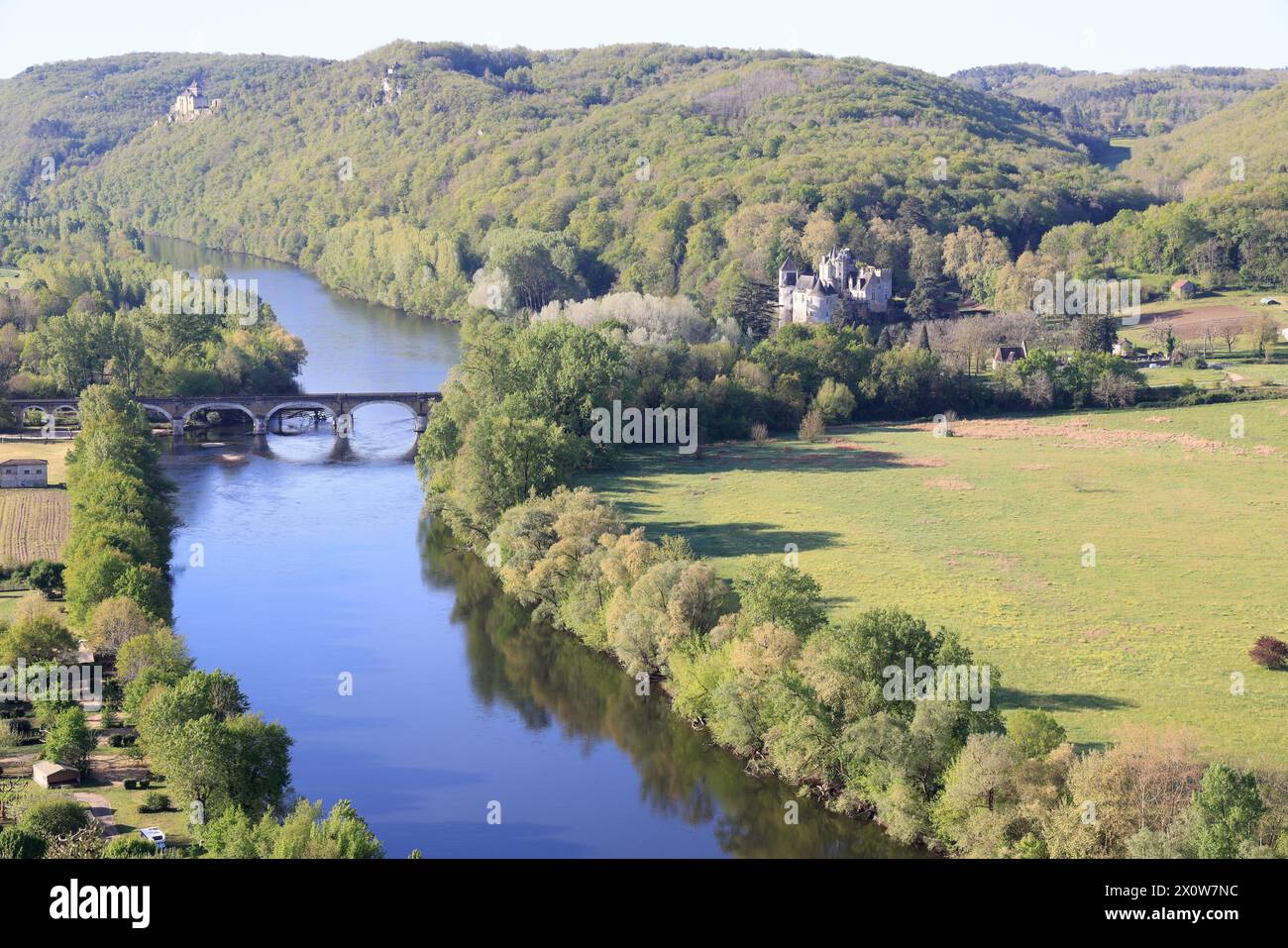 The valley of the Dordogne river between the castles of Castelnaud ...