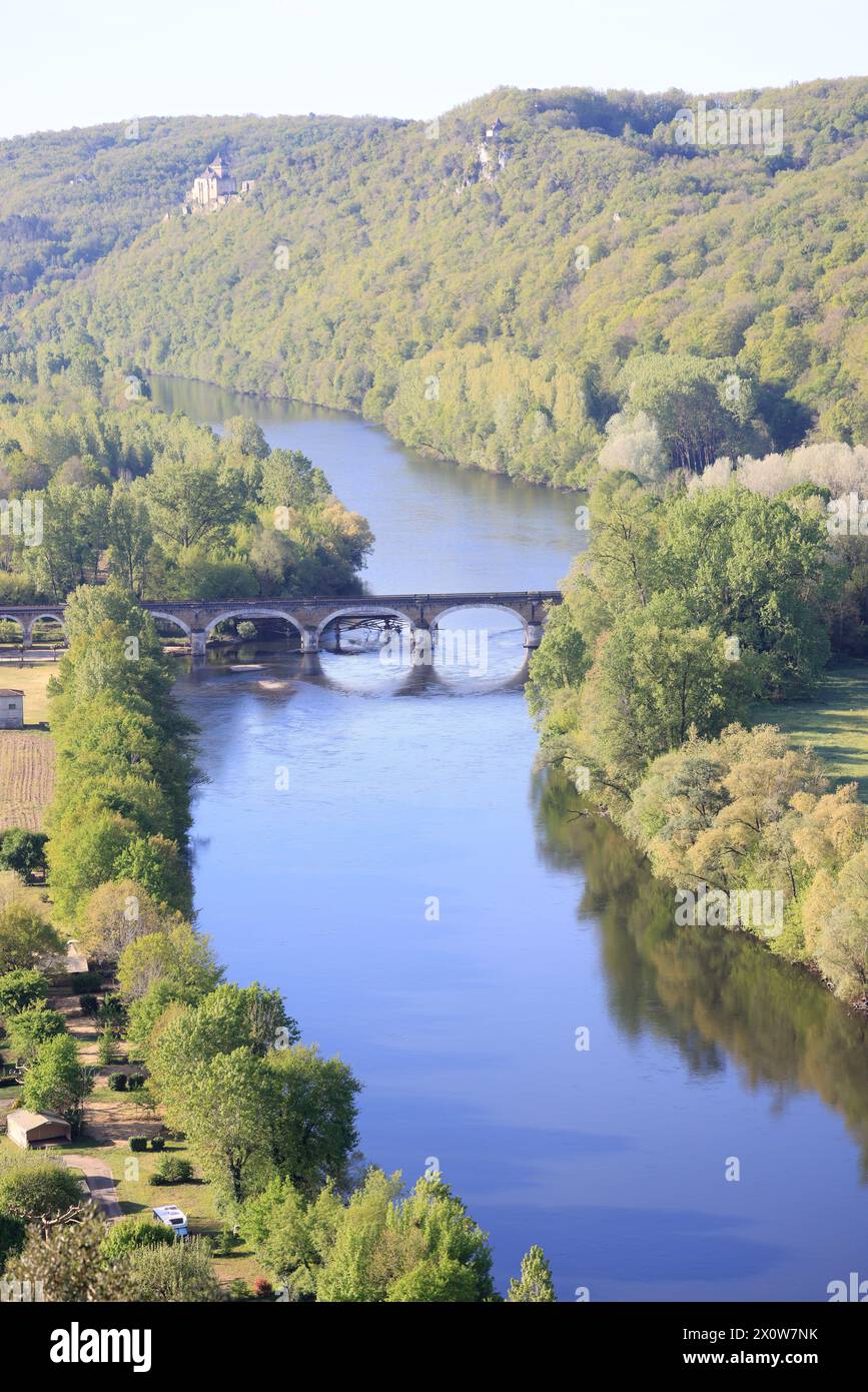 The valley of the Dordogne river between the castles of Castelnaud ...