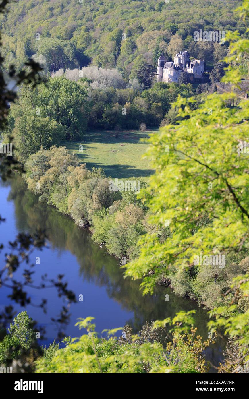 The valley of the Dordogne river between the castles of Castelnaud ...