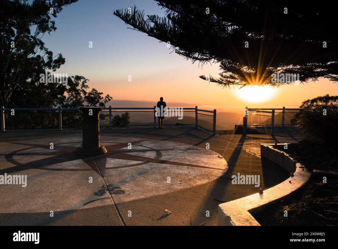 Person viewing Sunrise at Picnic Point, Toowoomba Stock Photo - Alamy