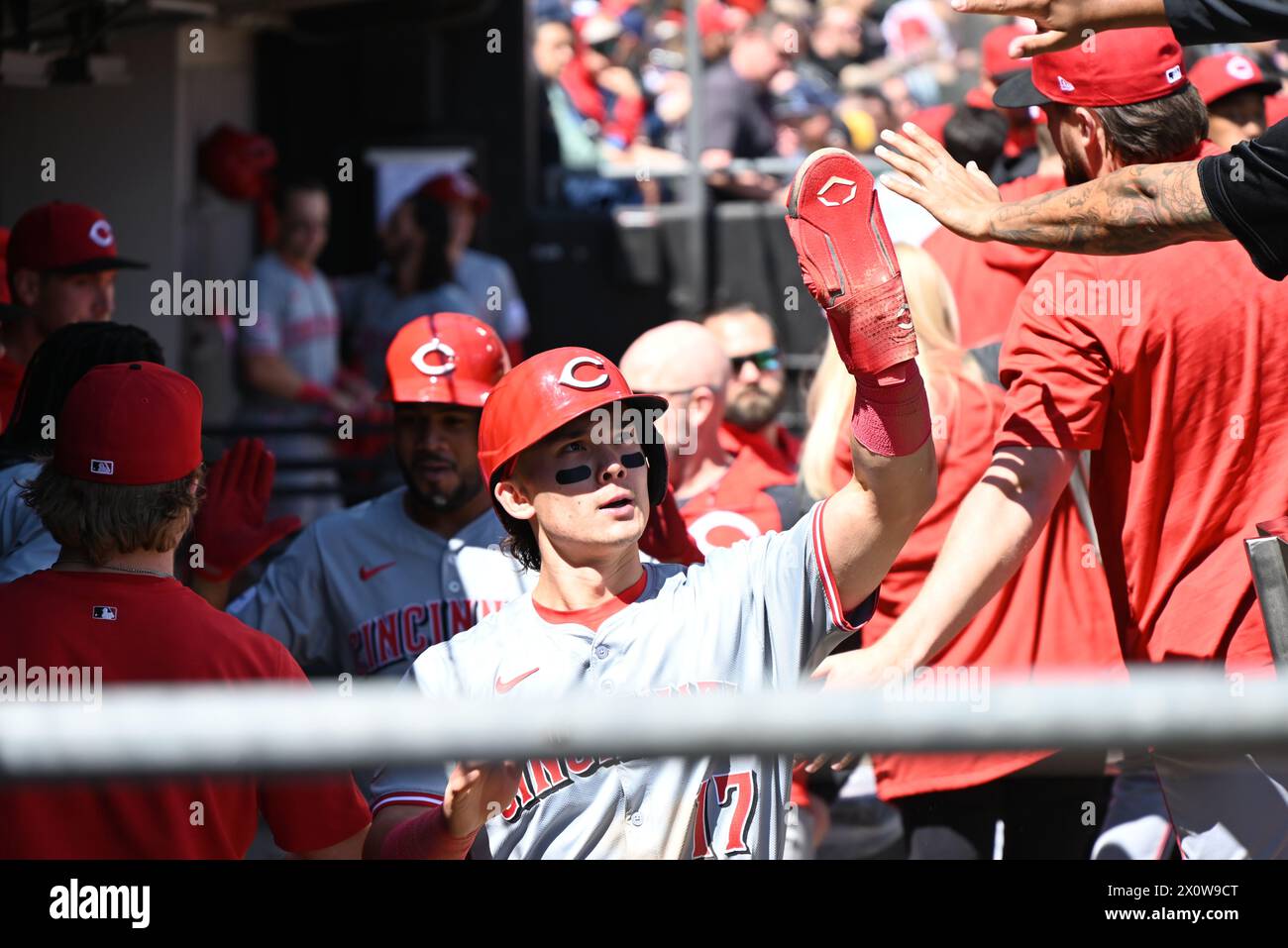 Receiving high fives hi-res stock photography and images - Alamy