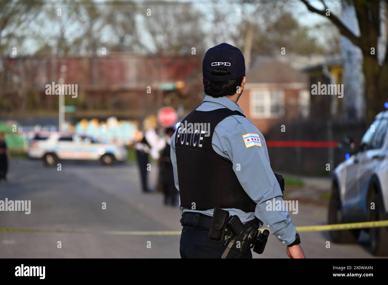 Police officers from the Chicago Police Department rush to the scene of ...