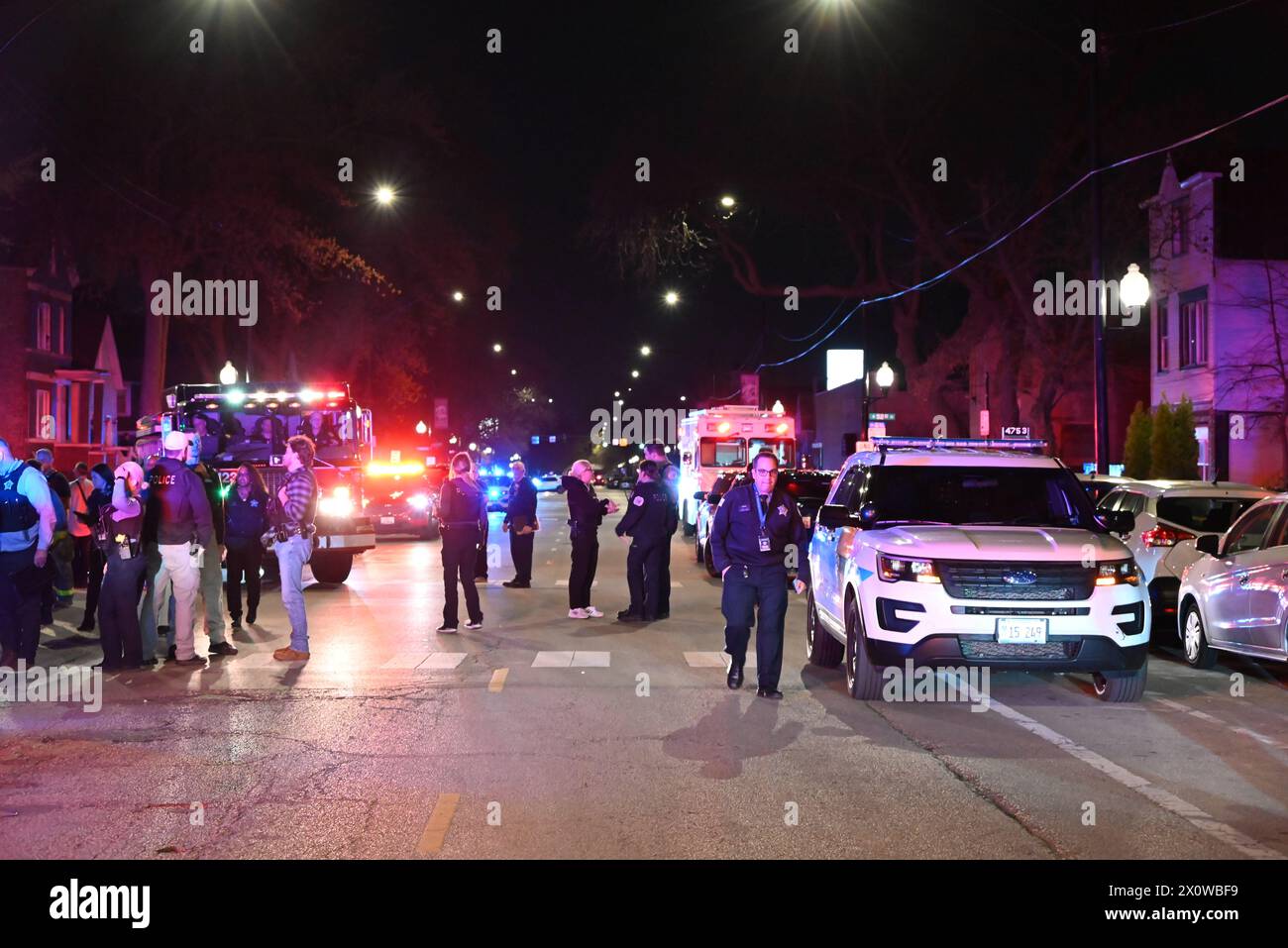 Chicago Police, ambulances and emergency vehicles rush to the scene of ...