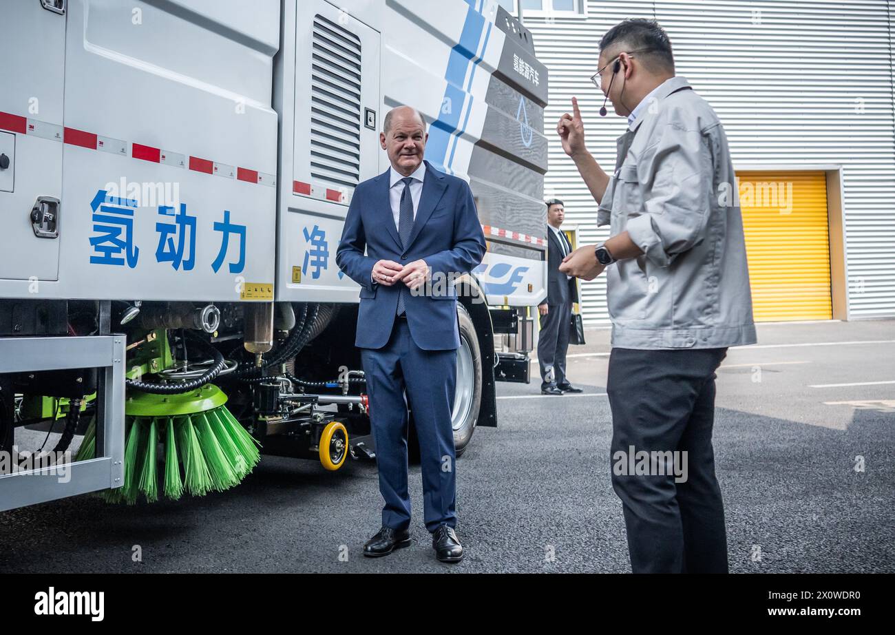 Chongqing, China. 14th Apr, 2024. German Chancellor Olaf Scholz (l, SPD ...