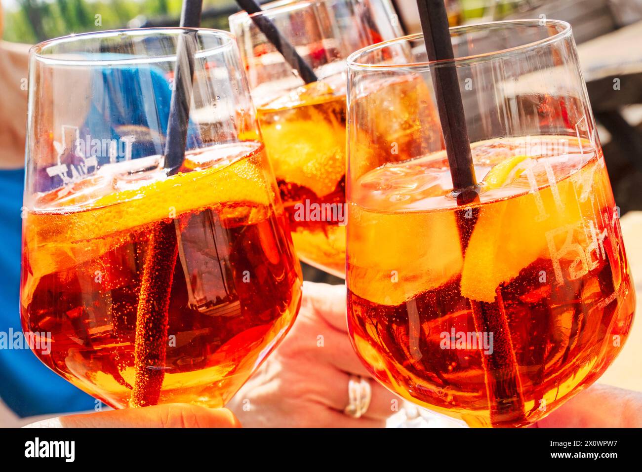 Aperol Spritz, Gäste stoßen mit Gläsern an, Frühling, Landshut, April ...