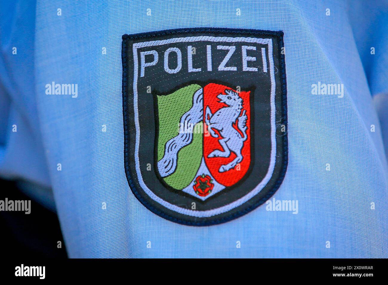 13.04.2024, Köln, Symbolbild Polizisten bei einem Polizeieinsatz ...