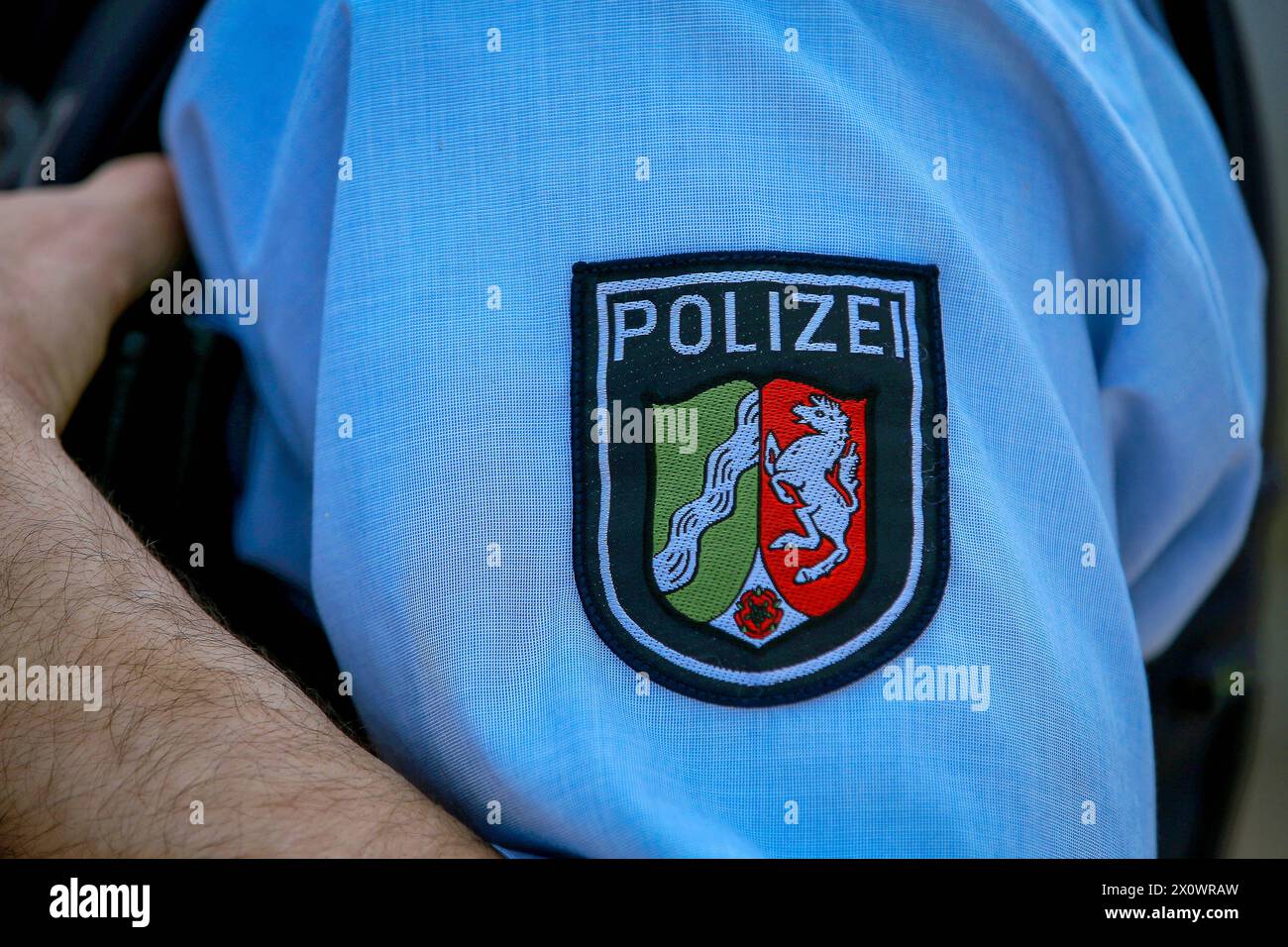 13.04.2024, Köln, Symbolbild Polizisten bei einem Polizeieinsatz ...
