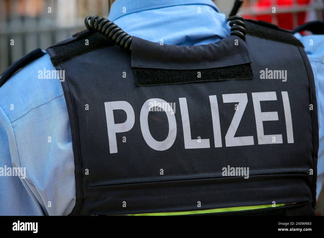 13.04.2024, Köln, Symbolbild Polizisten bei einem Polizeieinsatz ...