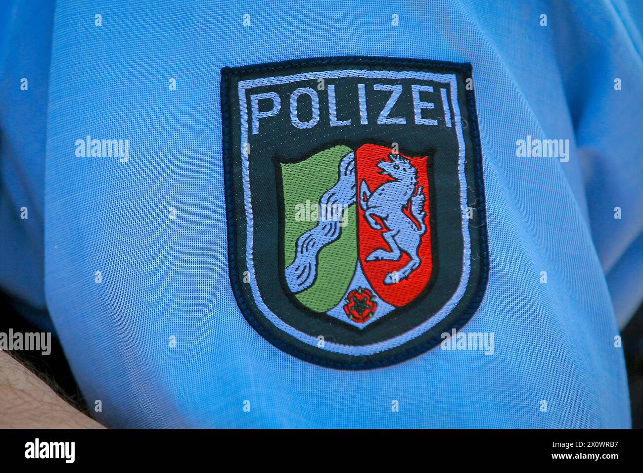 13.04.2024, Köln, Symbolbild Polizisten bei einem Polizeieinsatz ...